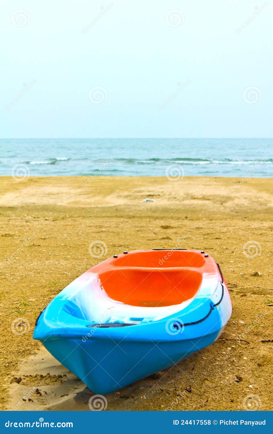 Roeiboot op het strand stock foto. Image of recreatief - 24417558