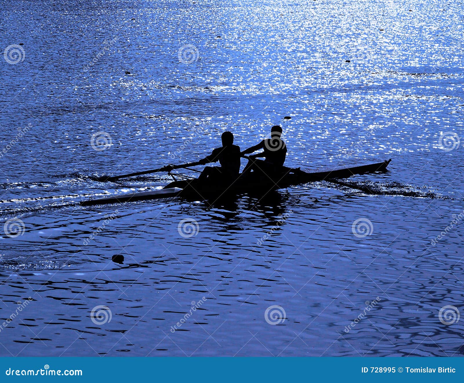 Roeiers Silhuette in Blauw stock afbeelding. Image of bezinning - 728995