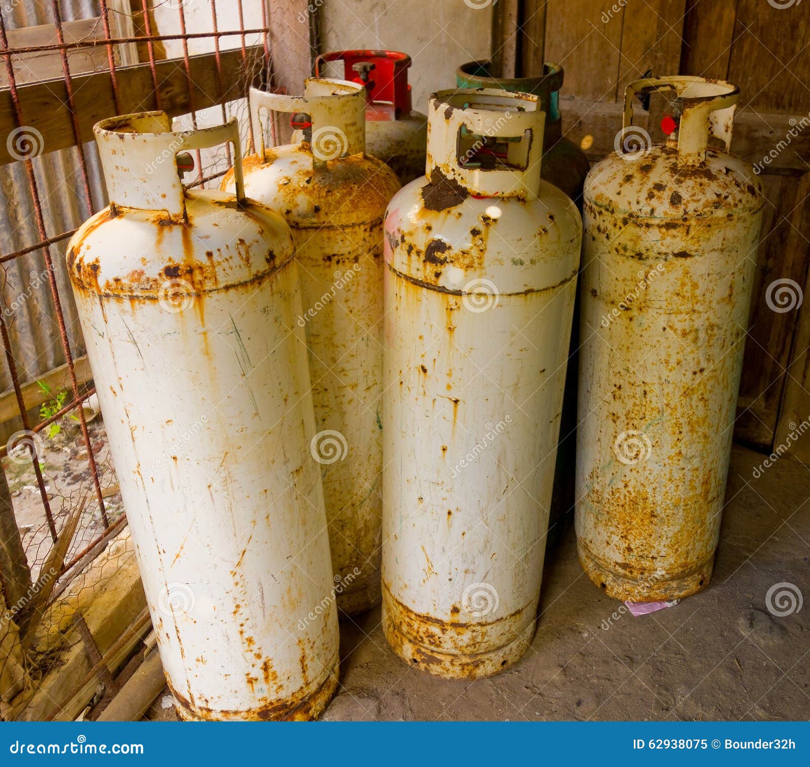 Roestende Gasflessen in Een Loods Stock Afbeelding - Image of ...