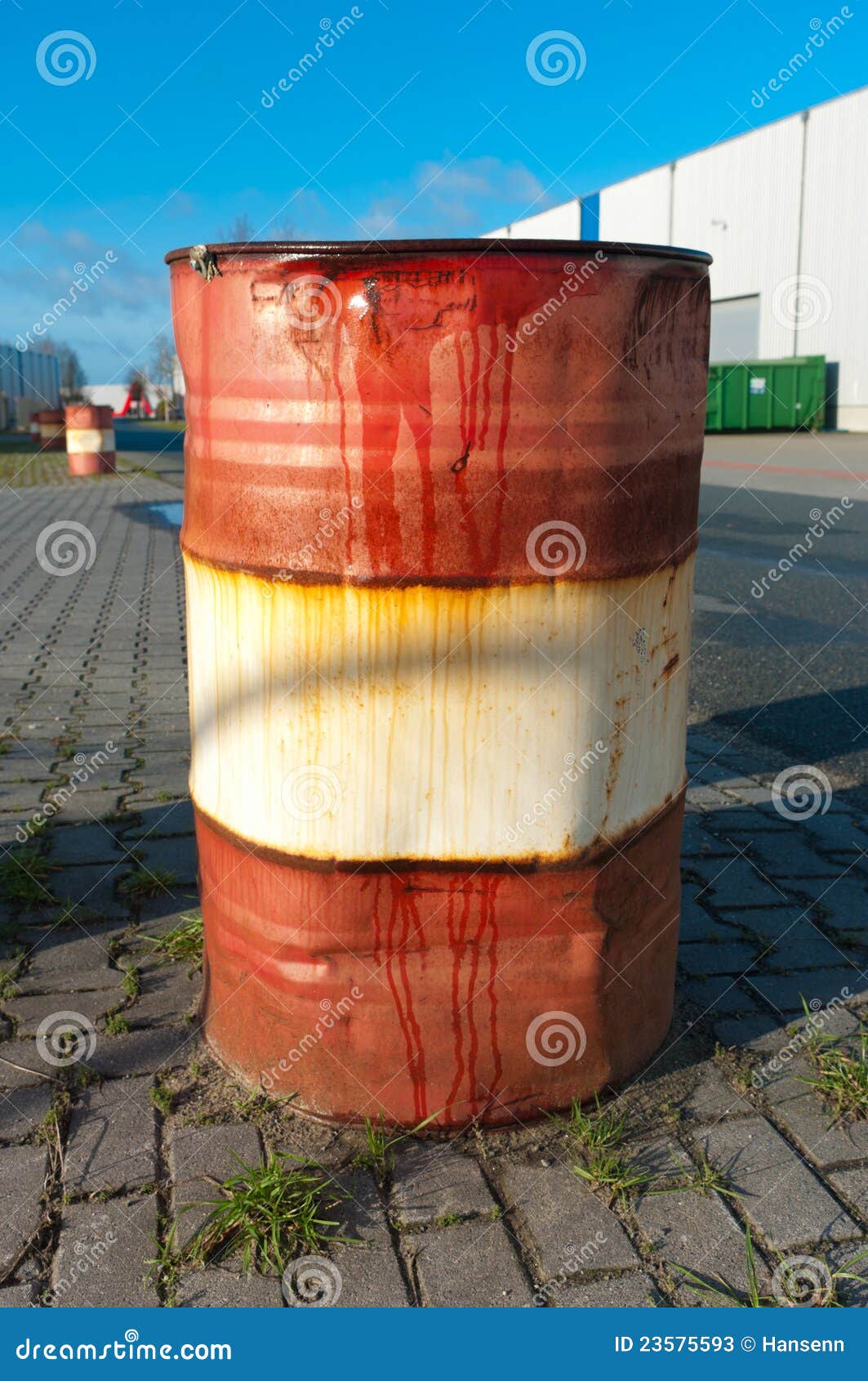 Roestig olievat stock afbeelding. Image of industrieel - 23575593