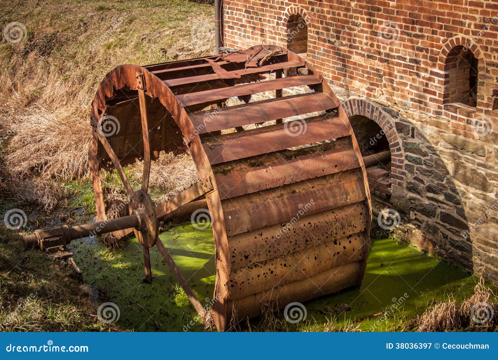 Roestig, Verlaten Waterwiel Stock Afbeelding - Image of gras, droog ...
