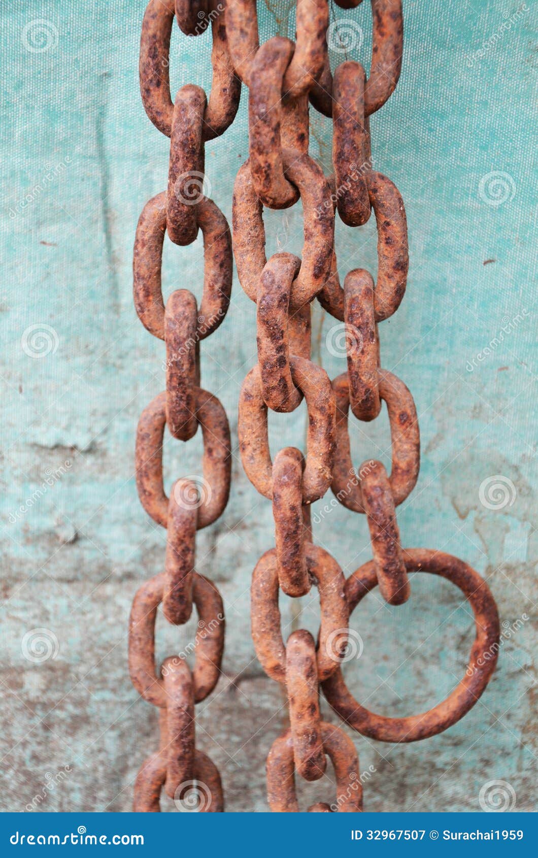 Roestige ketting stock afbeelding. Image of roest, versiering - 32967507