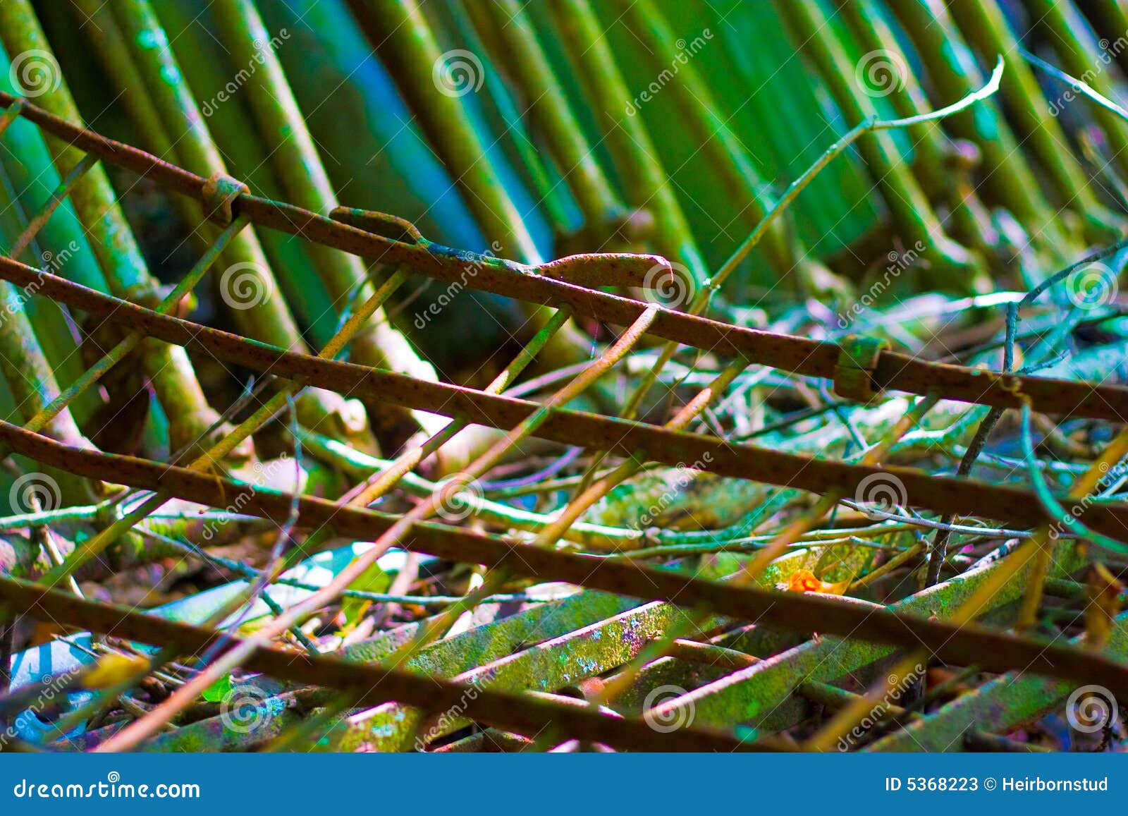 Roestige metaalrooster stock afbeelding. Image of staven - 5368223