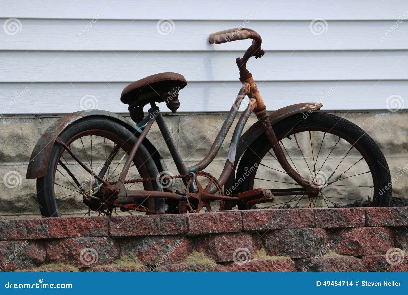 Roestige oude fiets stock foto. Image of helder, huis - 49484714