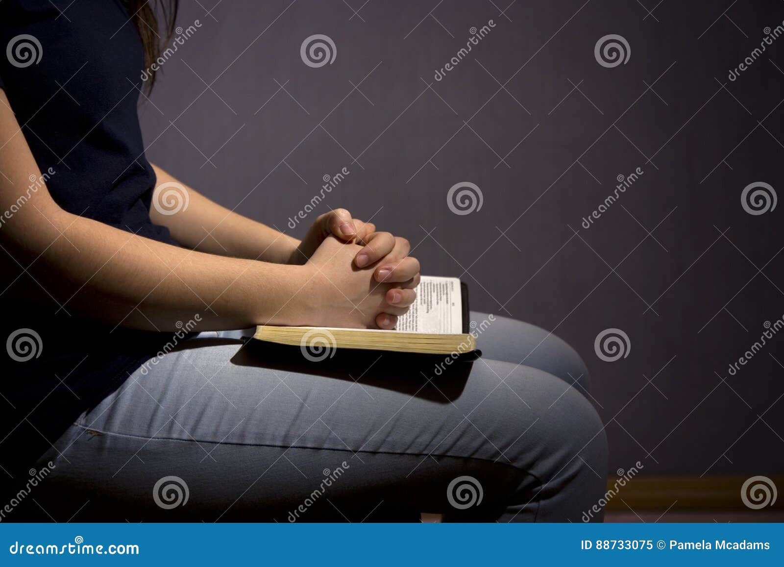 Rogando Y Leyendo Escritura Imagen de archivo - Imagen de mano, biblia ...