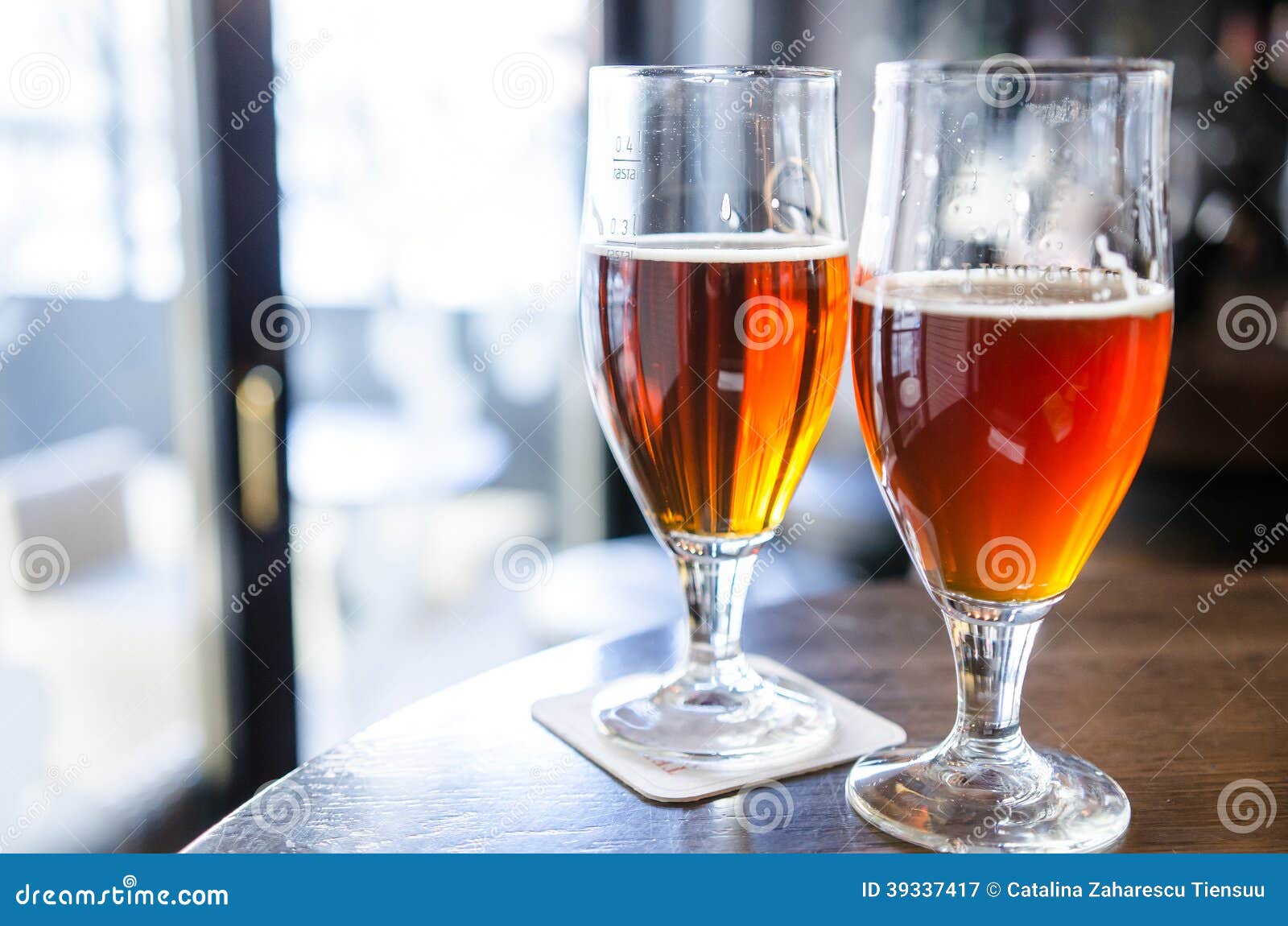 Roggebier en gerookt bier stock afbeelding. Image of gerst - 39337417