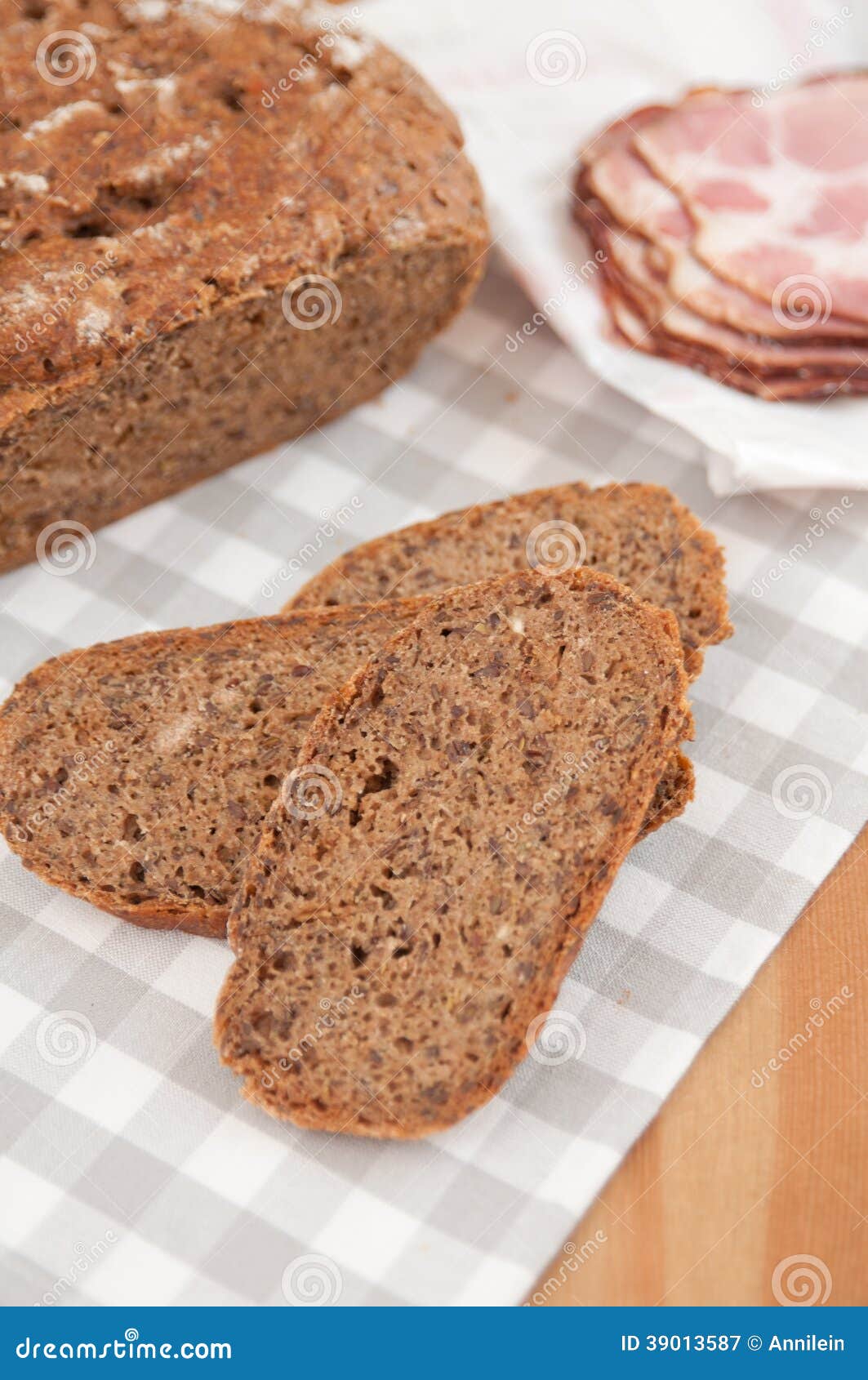 Roggebrood met zaden stock afbeelding. Image of eigengemaakt - 39013587