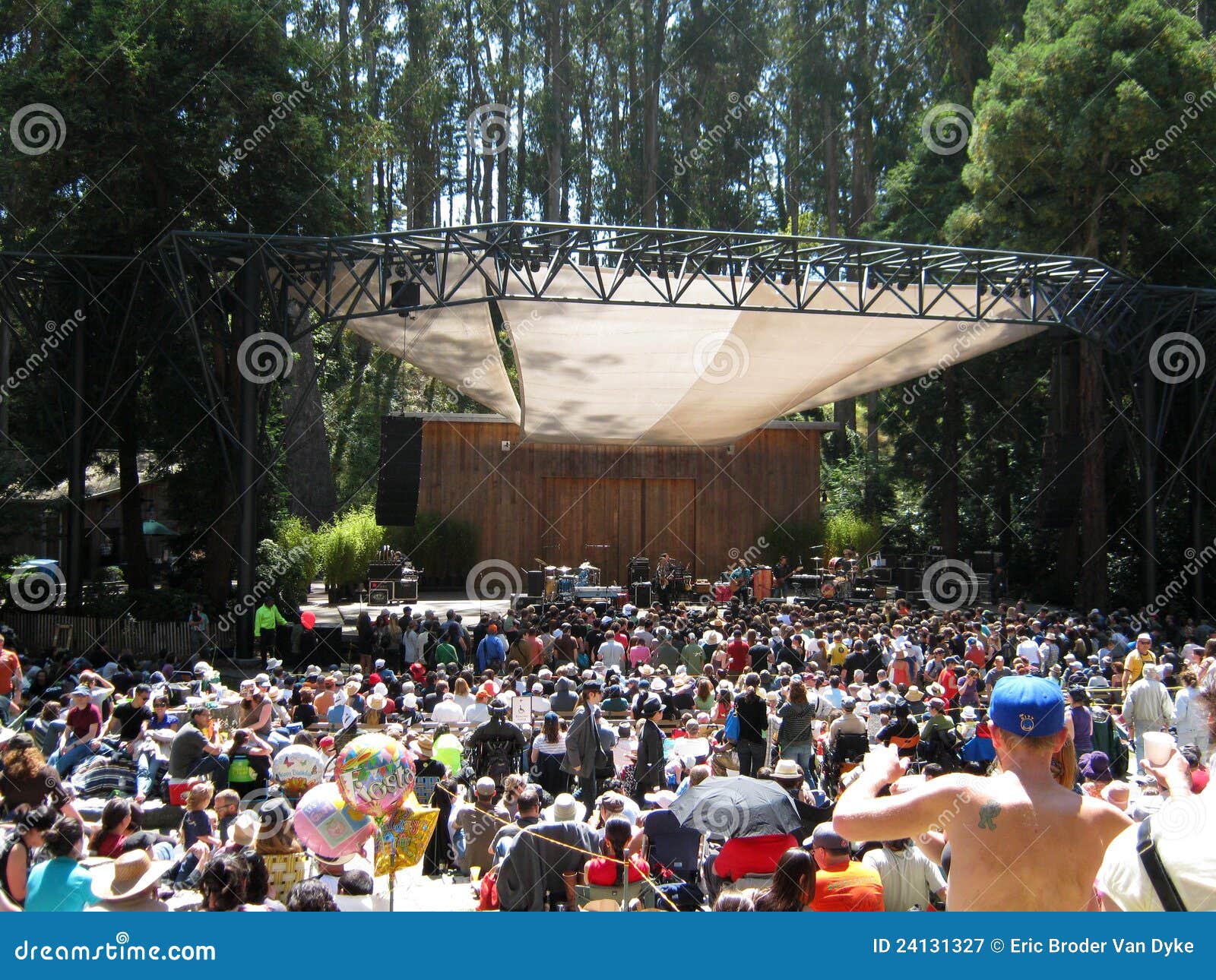 Rogue Wave Preforms during the Opening Act Editorial Photography ...