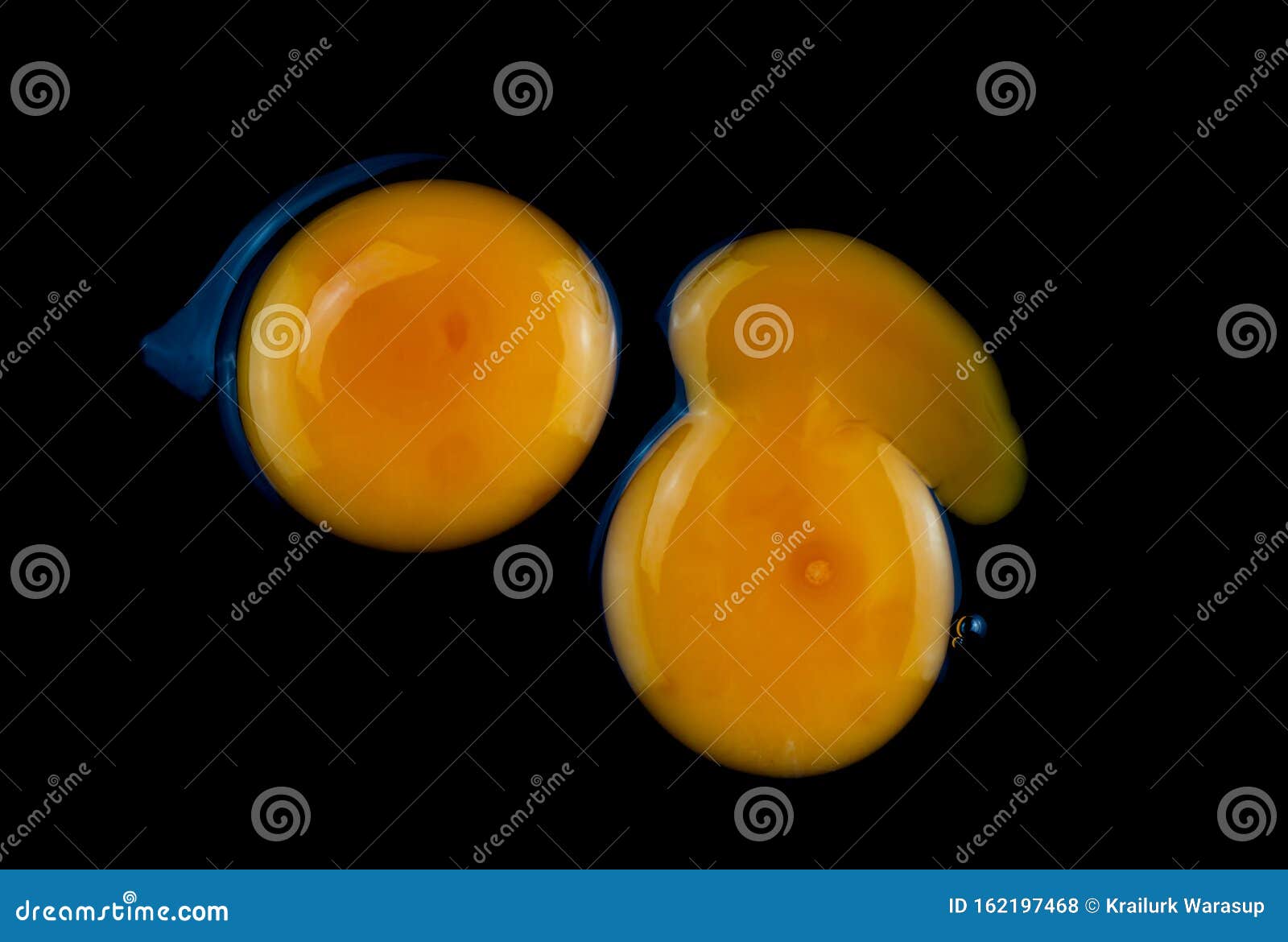 Rohe Eigelb stockfoto. Bild von ungekocht, kochen, eier - 162197468