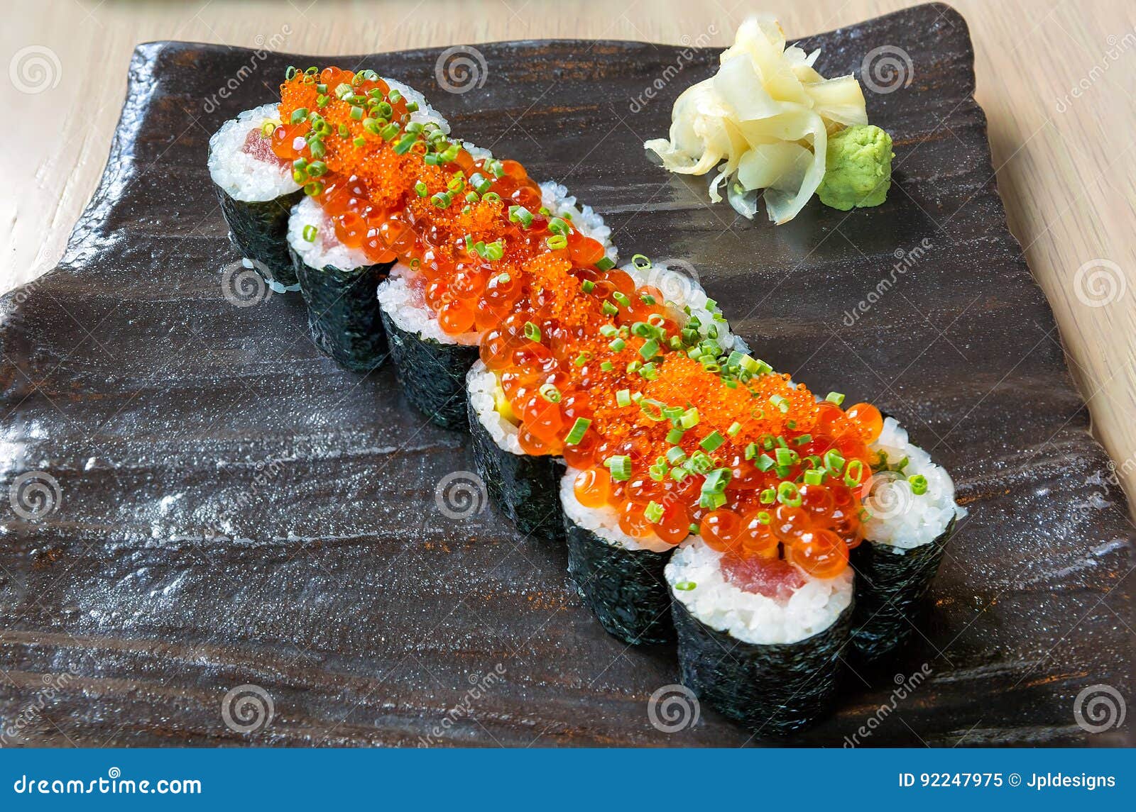 Rohe Fisch-Sushi-Rolle Mit Ei-Rogen Stockbild - Bild von japanisch ...