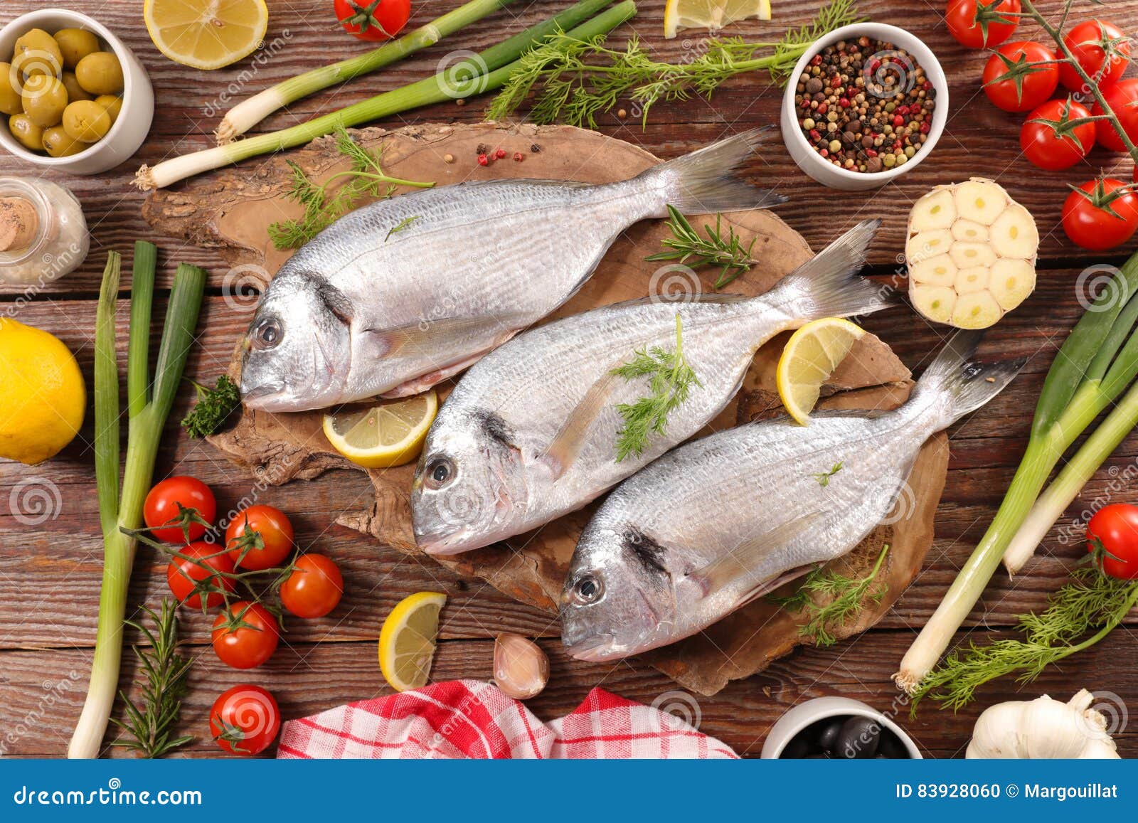 Rohe Fische stockfoto. Bild von gesund, abendessen, pfeffer - 83928060