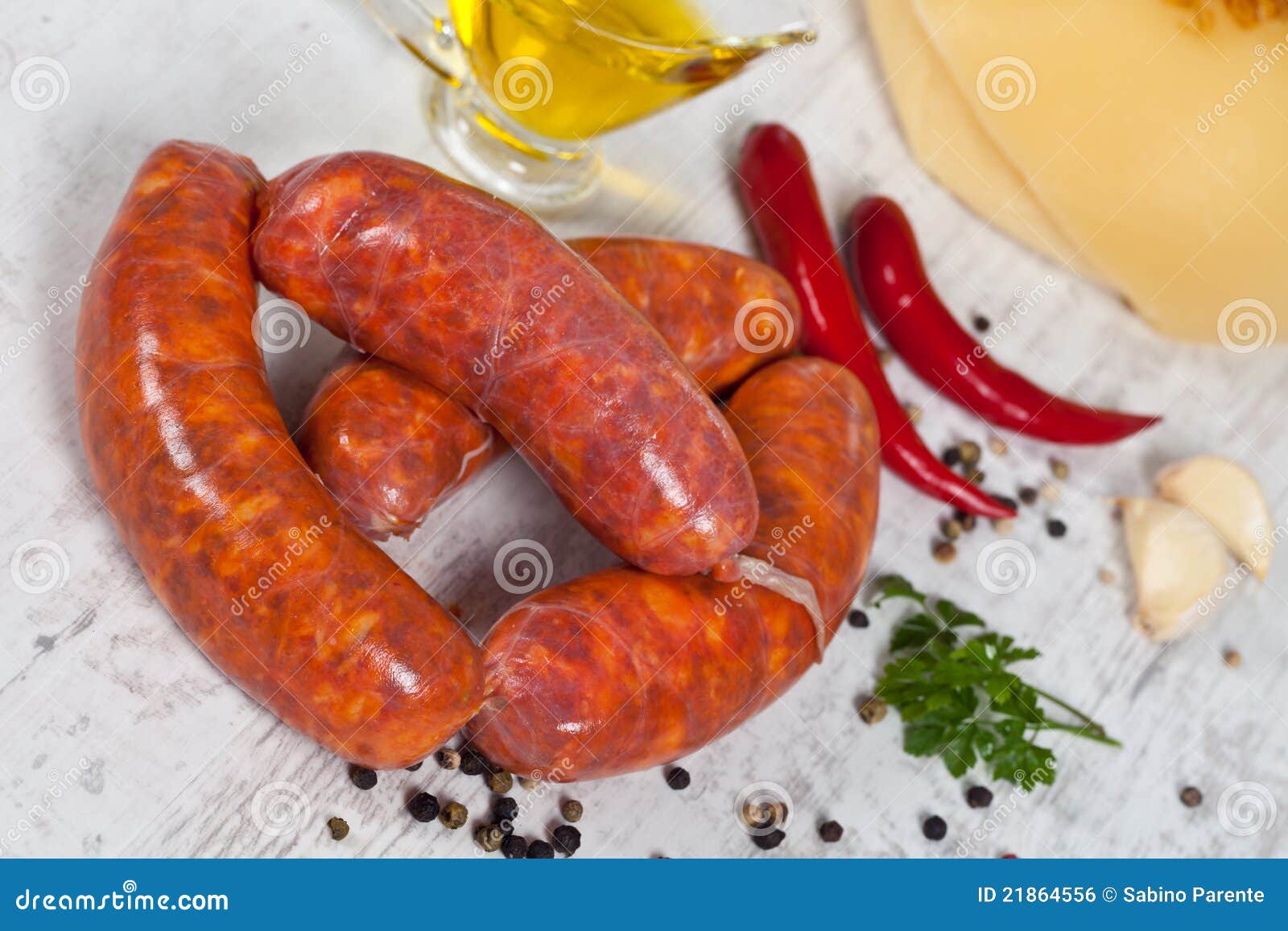 Rohe italienische Wurst stockfoto. Bild von fleisch, mittagessen - 21864556