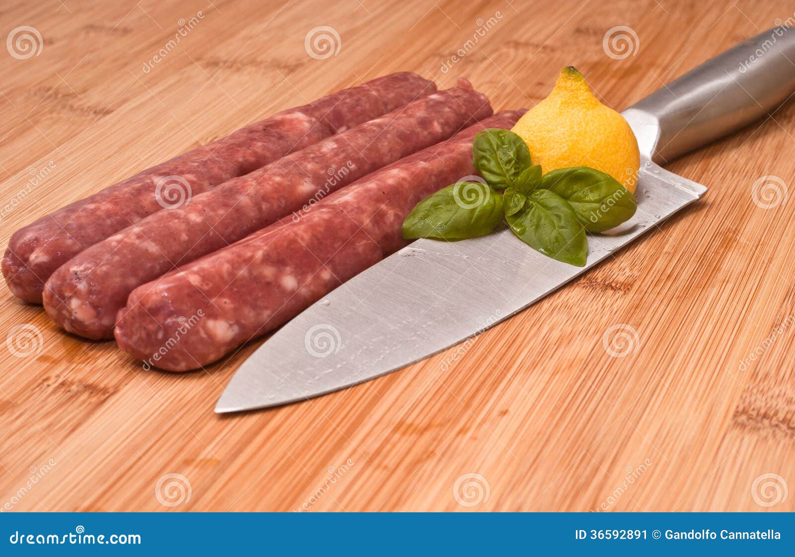 Rohe italienische Wurst stockbild. Bild von hacken, rindfleisch - 36592891
