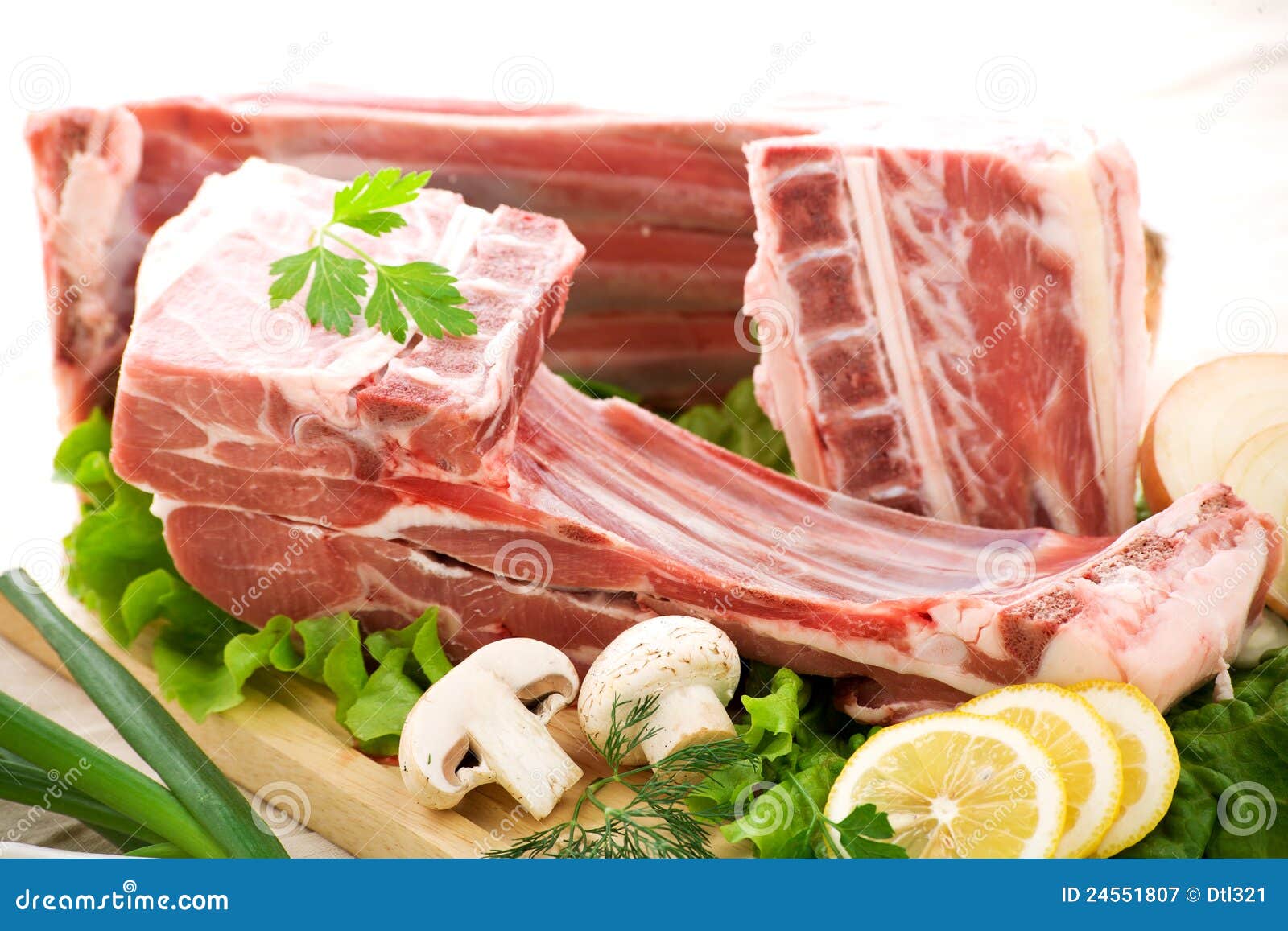 Rohe Lammrippen angeordnet stockbild. Bild von rippen - 24551807