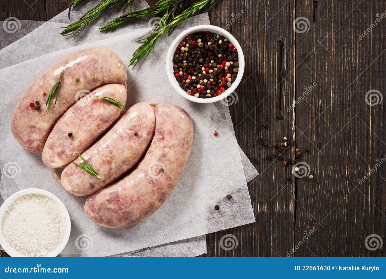 Rohe Wurst stockfoto. Bild von gewürz, protein, pfeffer - 72661630