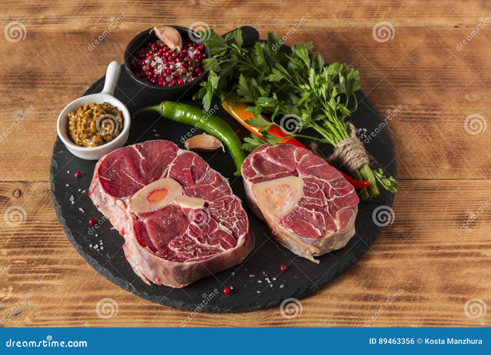 Roher Neuer Fleisch Mit Knochen-Schnitt Osso Buco an Bord Stockfoto ...