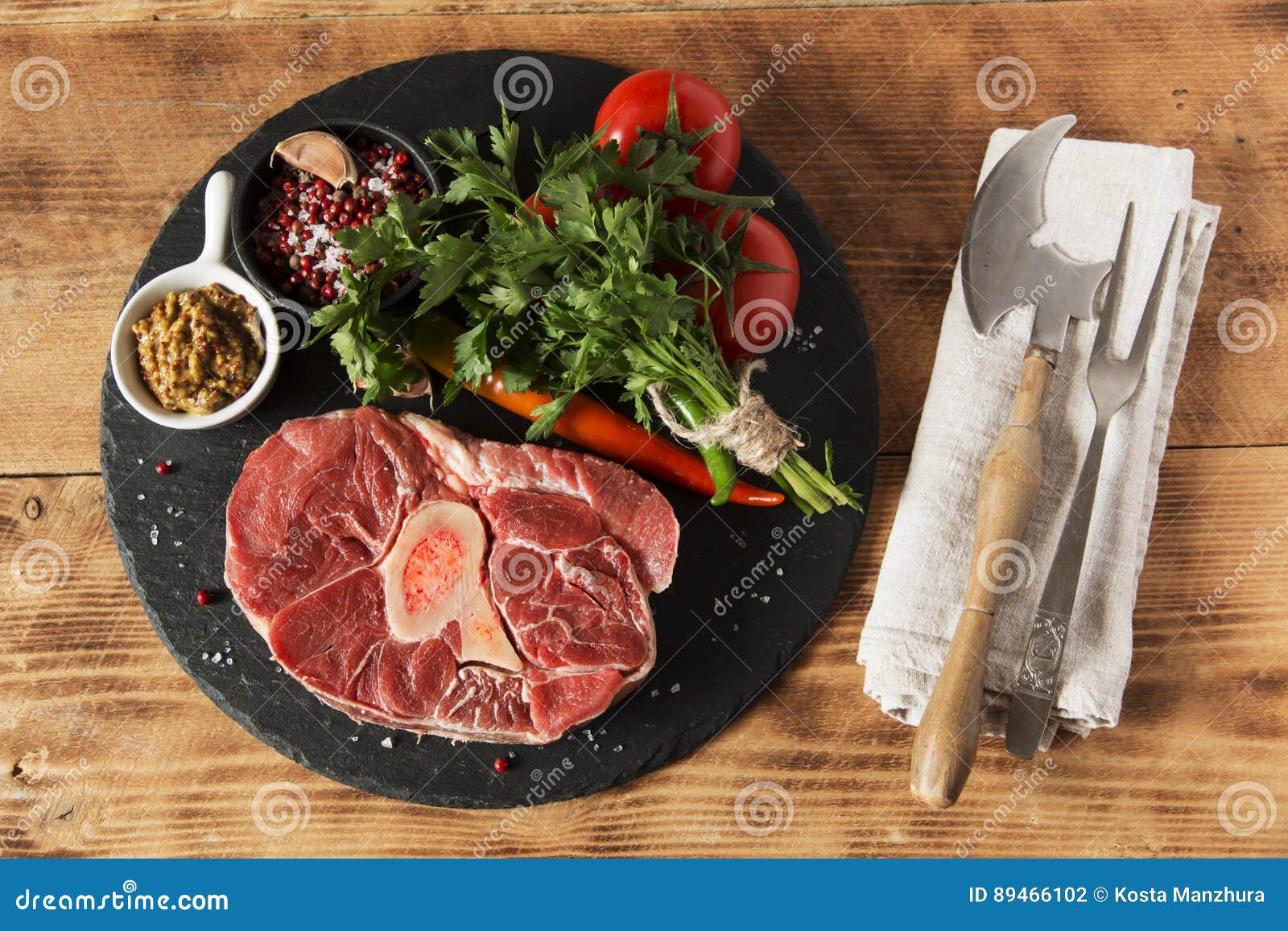Roher Neuer Fleisch Mit Knochen-Schnitt Osso Buco an Bord Stockfoto ...
