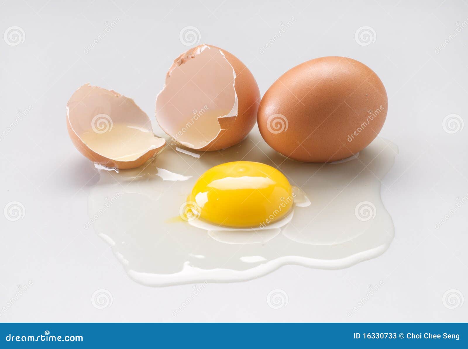 Rohes Ei stockbild. Bild von schale, eigelb, protein - 16330733