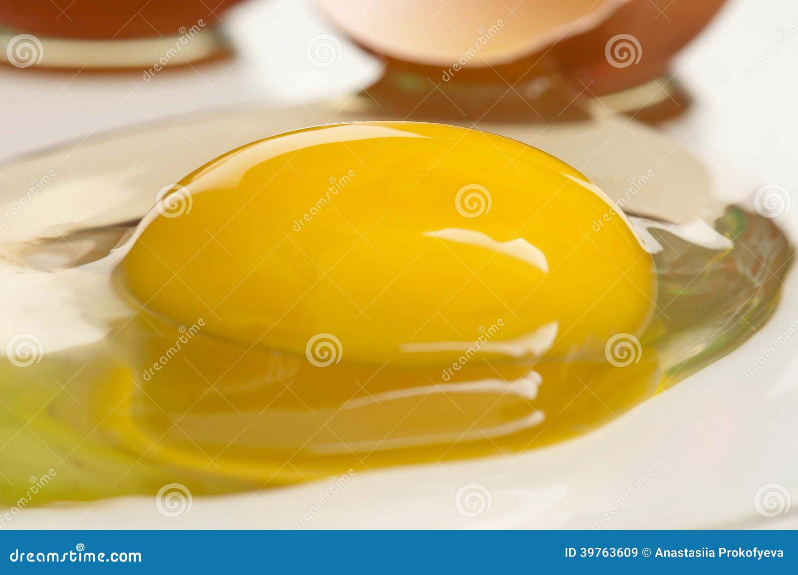 Rohes Ei stockbild. Bild von frische, feder, bauernhof - 39763609