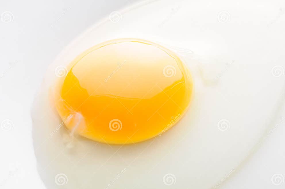 Rohes Ei stockbild. Bild von rein, flüssigkeit, kontrolle - 61857659