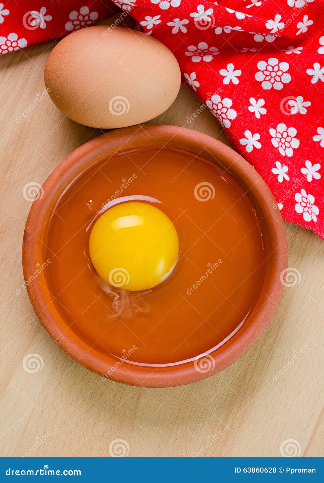 Rohes Ei in einem Teller stockfoto. Bild von organisch - 63860628