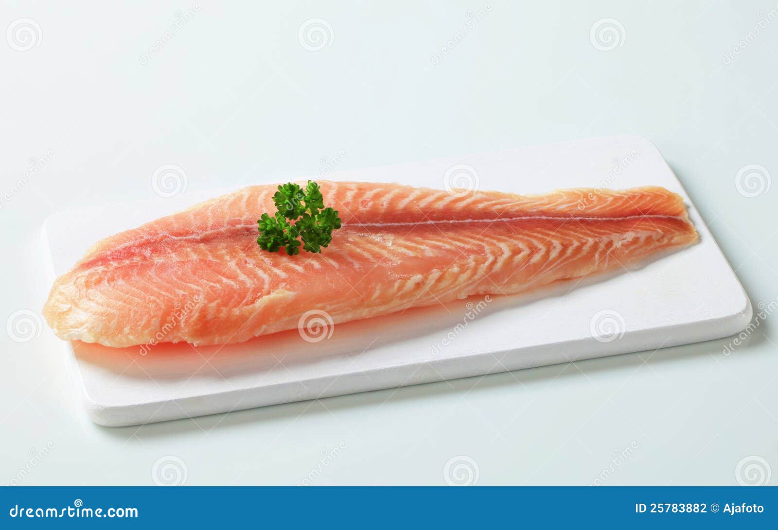 Rohes Fischfilet stockfoto. Bild von wels, kabeljau, ausschnitt - 25783882