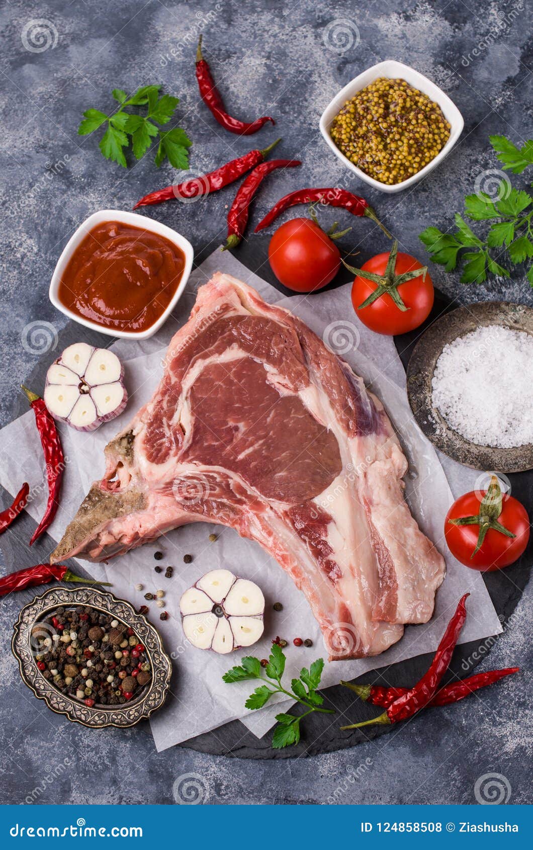 Rohes Fleisch Mit Den Knochen Stockfoto - Bild von gekühlt, kochen ...