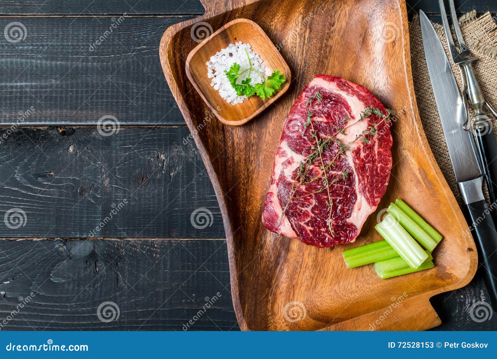 Rohes Frischfleisch Ribeye-Steak Stockbild - Bild von protein, kraut ...