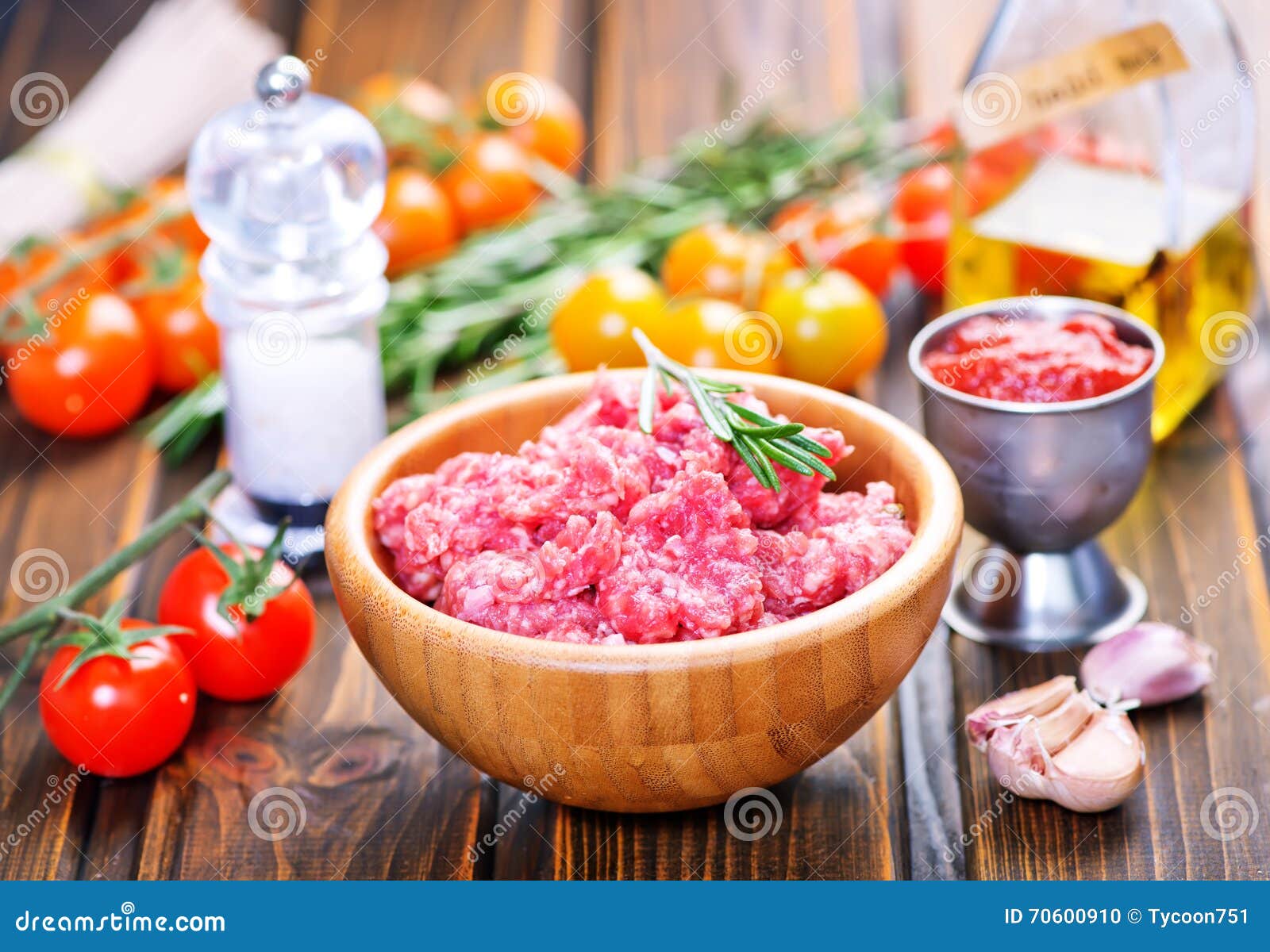 Rohes gehacktes Fleisch stockfoto. Bild von zwiebel, schüssel - 70600910