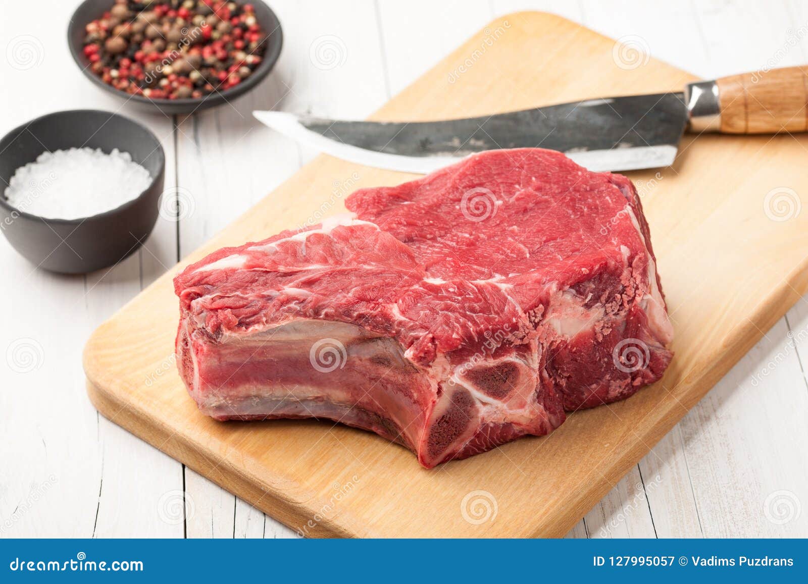 Rohes Rindfleischfleisch Mit Dem Knochen Stockbild - Bild von ...