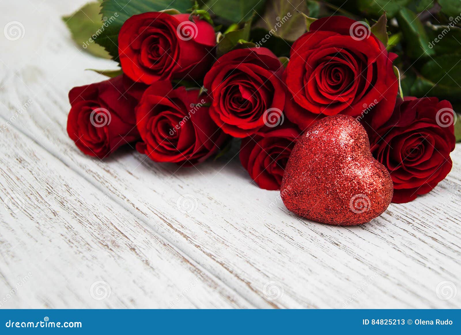 Rojo Color De Rosa Y Corazones Imagen de archivo - Imagen de regalo ...