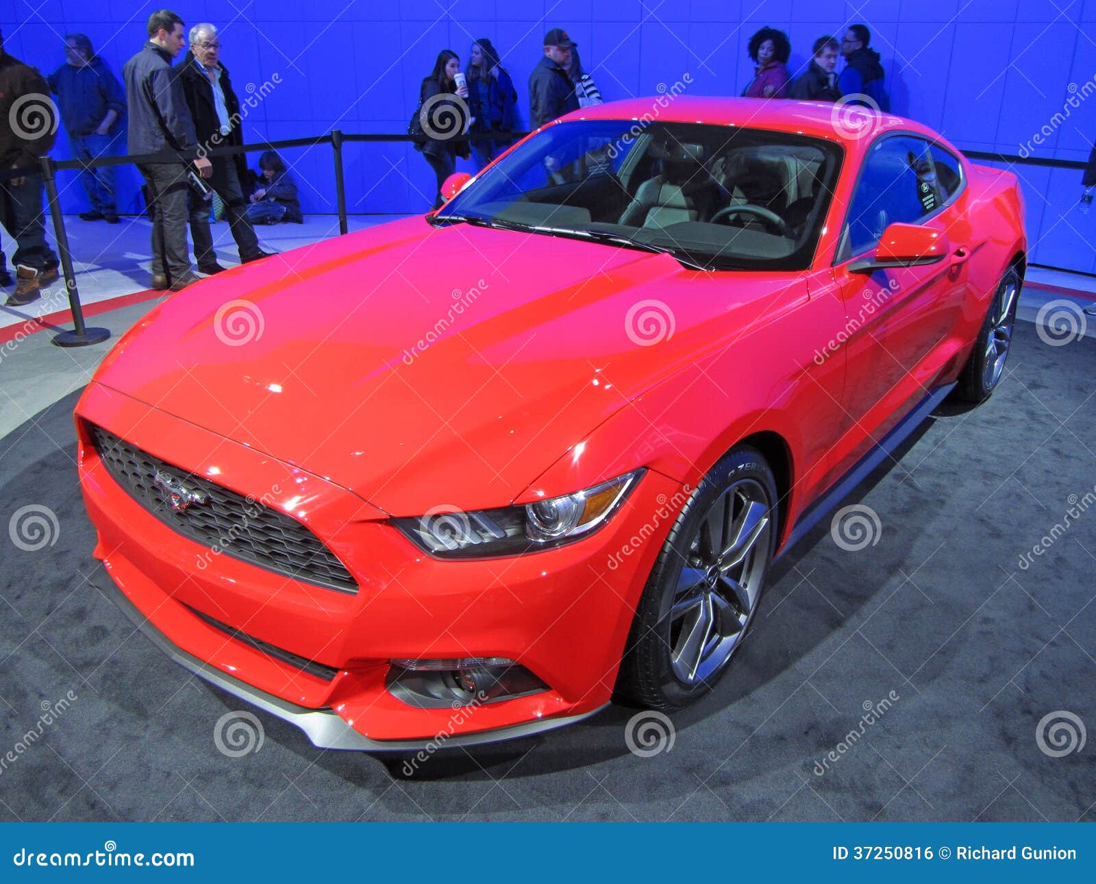 Rojo Ford Mustang 2015 foto editorial. Imagen de vado - 37250816