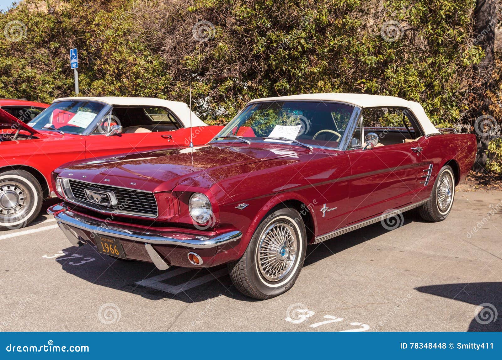 Rojo Ford Mustang 1966 foto de archivo editorial. Imagen de editorial ...