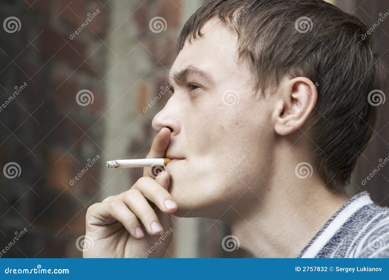 Rokende mens stock foto. Image of ontspanning, sigaret - 2757832