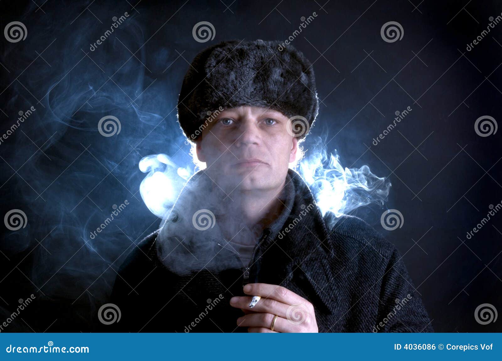 Rokende mens stock foto. Image of ogen, bont, zwart, donker - 4036086