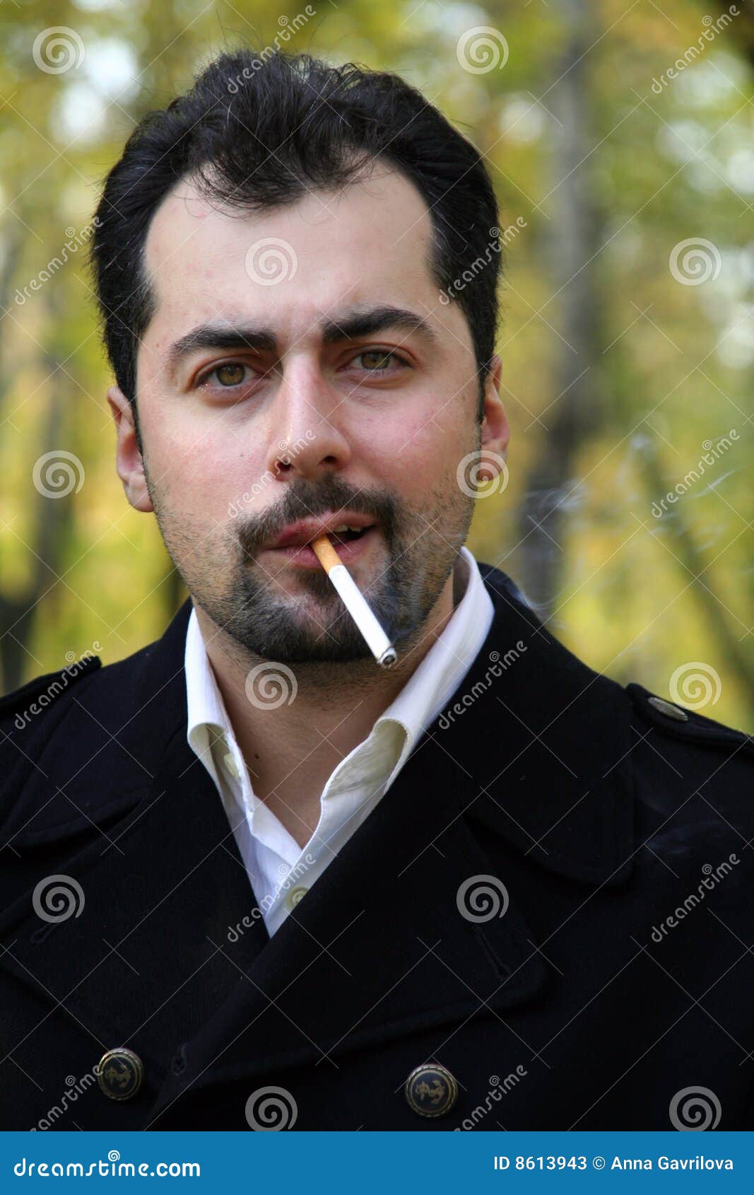 Rokende mens stock afbeelding. Image of verbranding, voorgrond - 8613943