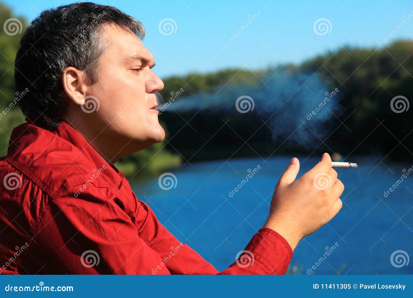 Rokende mens op rivierbank stock afbeelding. Image of openlucht - 11411305