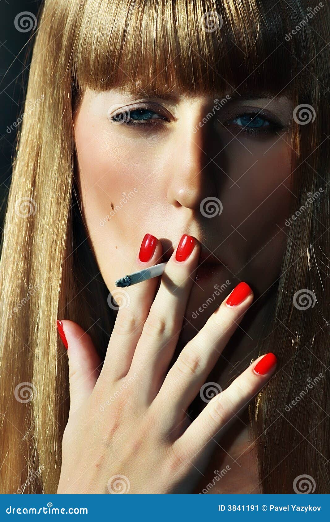 Rokende Vrouwen Met Rode Lippenstiftlippen Stock Afbeelding - Image of ...