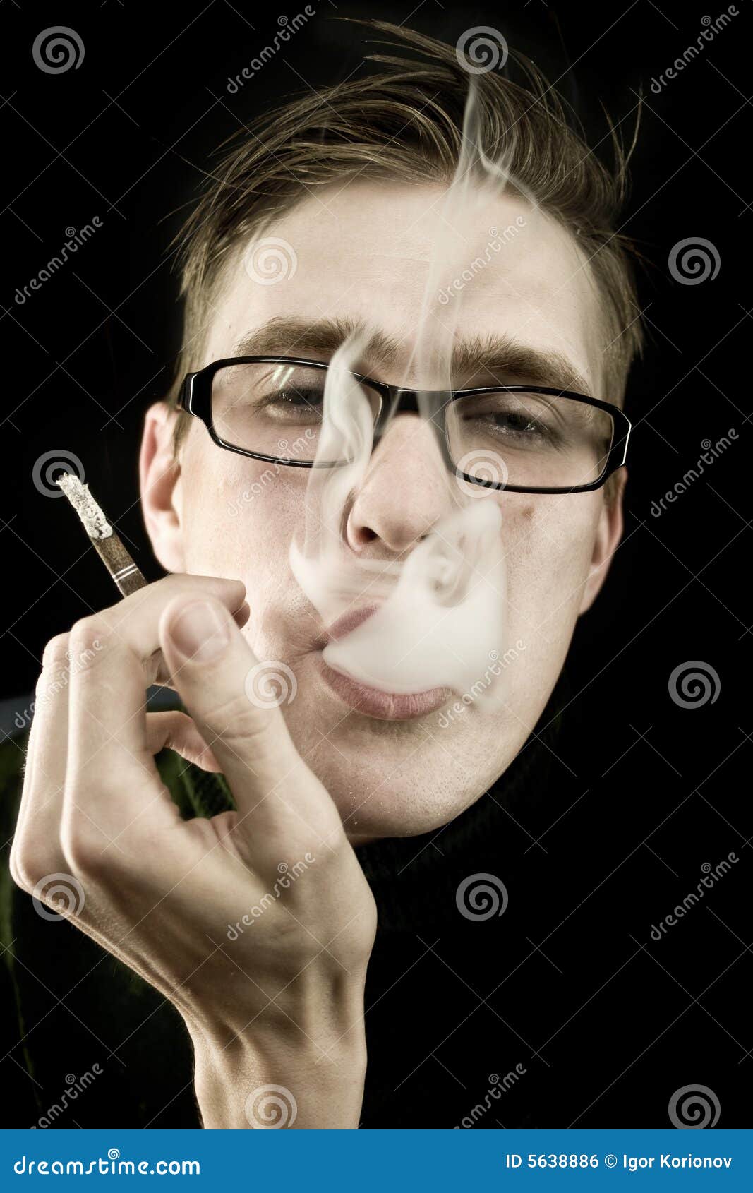 Roker stock foto. Image of mens, vingers, rokers, stijlvol - 5638886