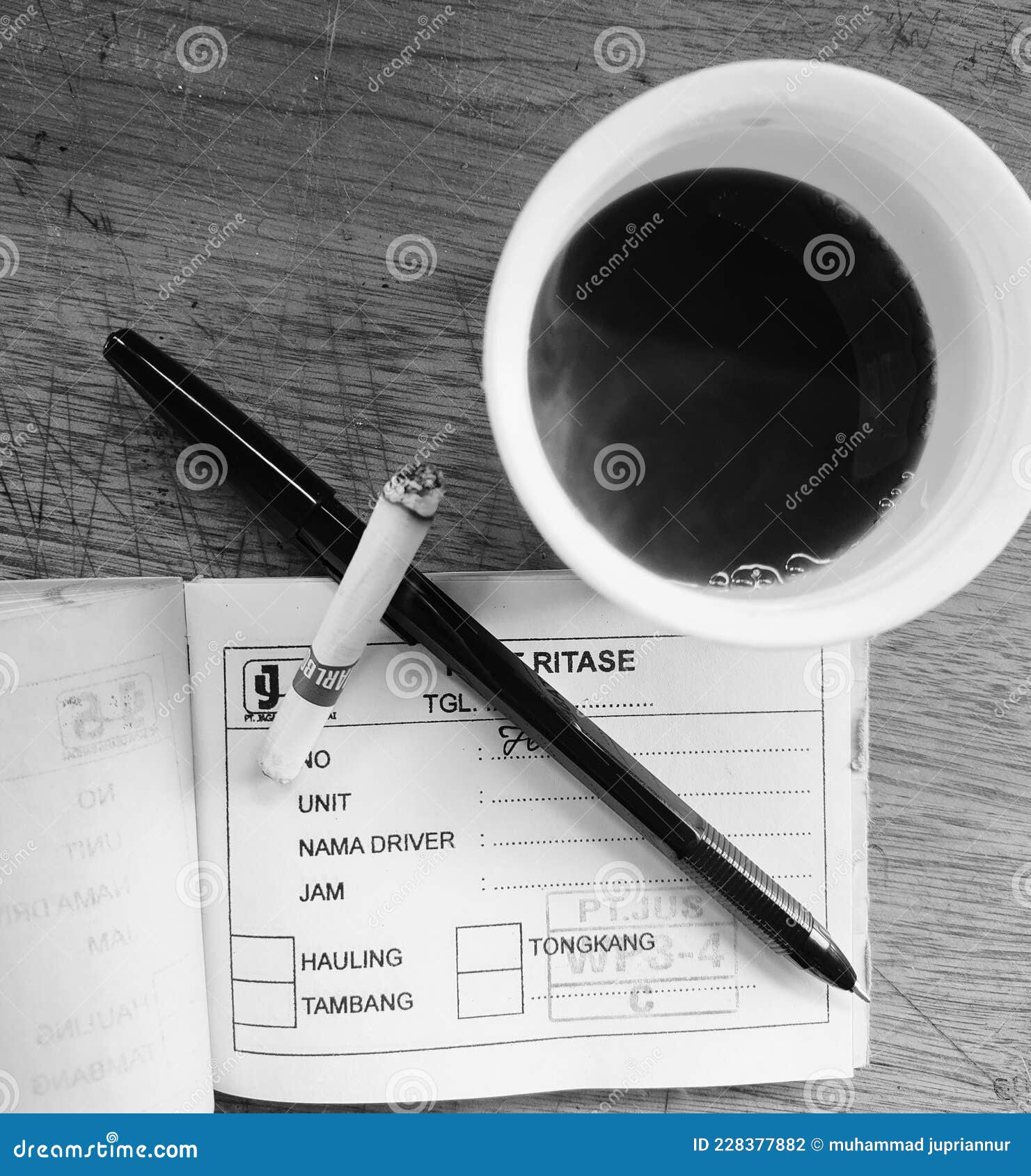 Rokok dan kopi foto de archivo. Imagen de fuente, rueda - 228377882