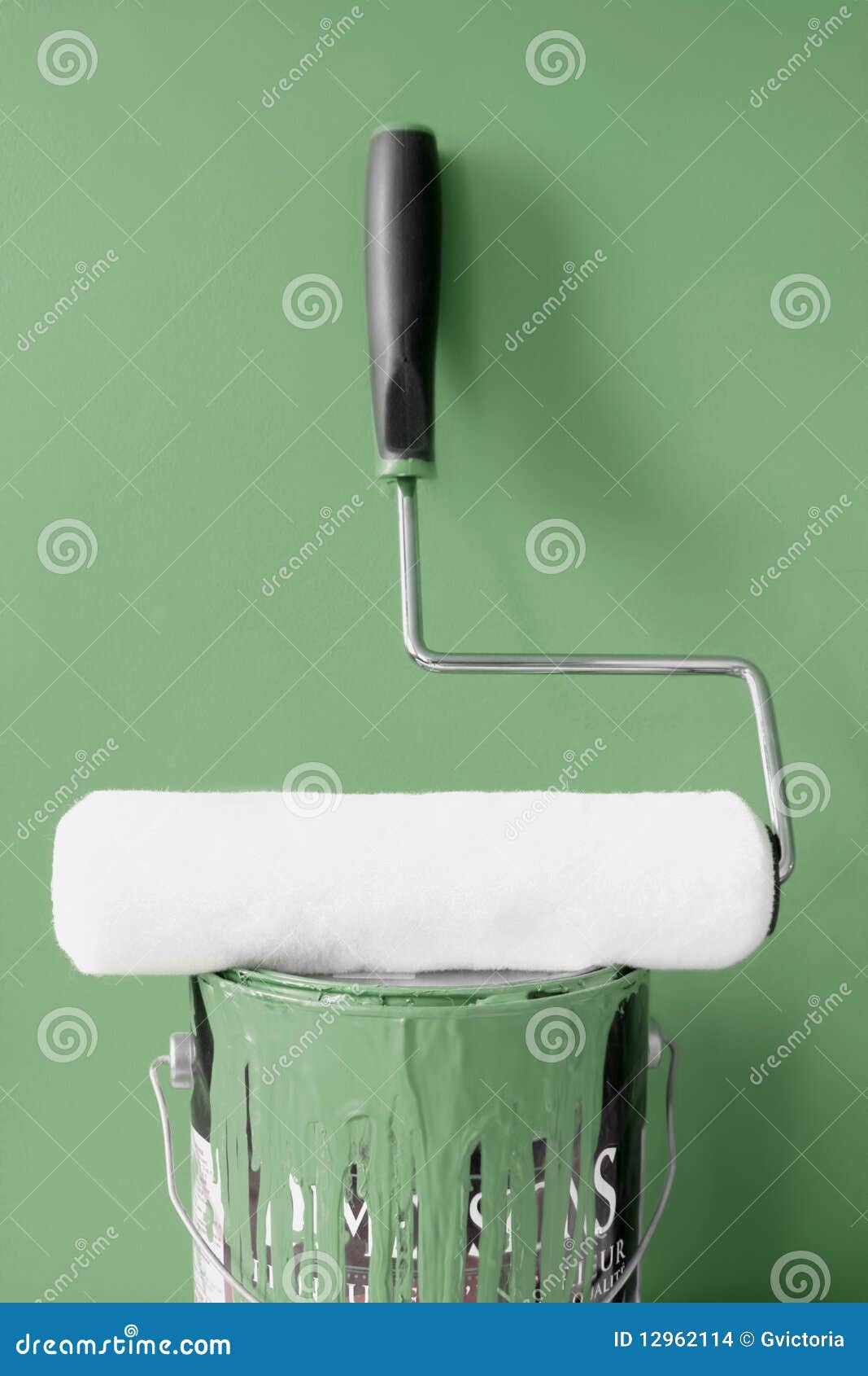 Rol en kaki groene verf stock foto. Image of groen, renovatie - 12962114