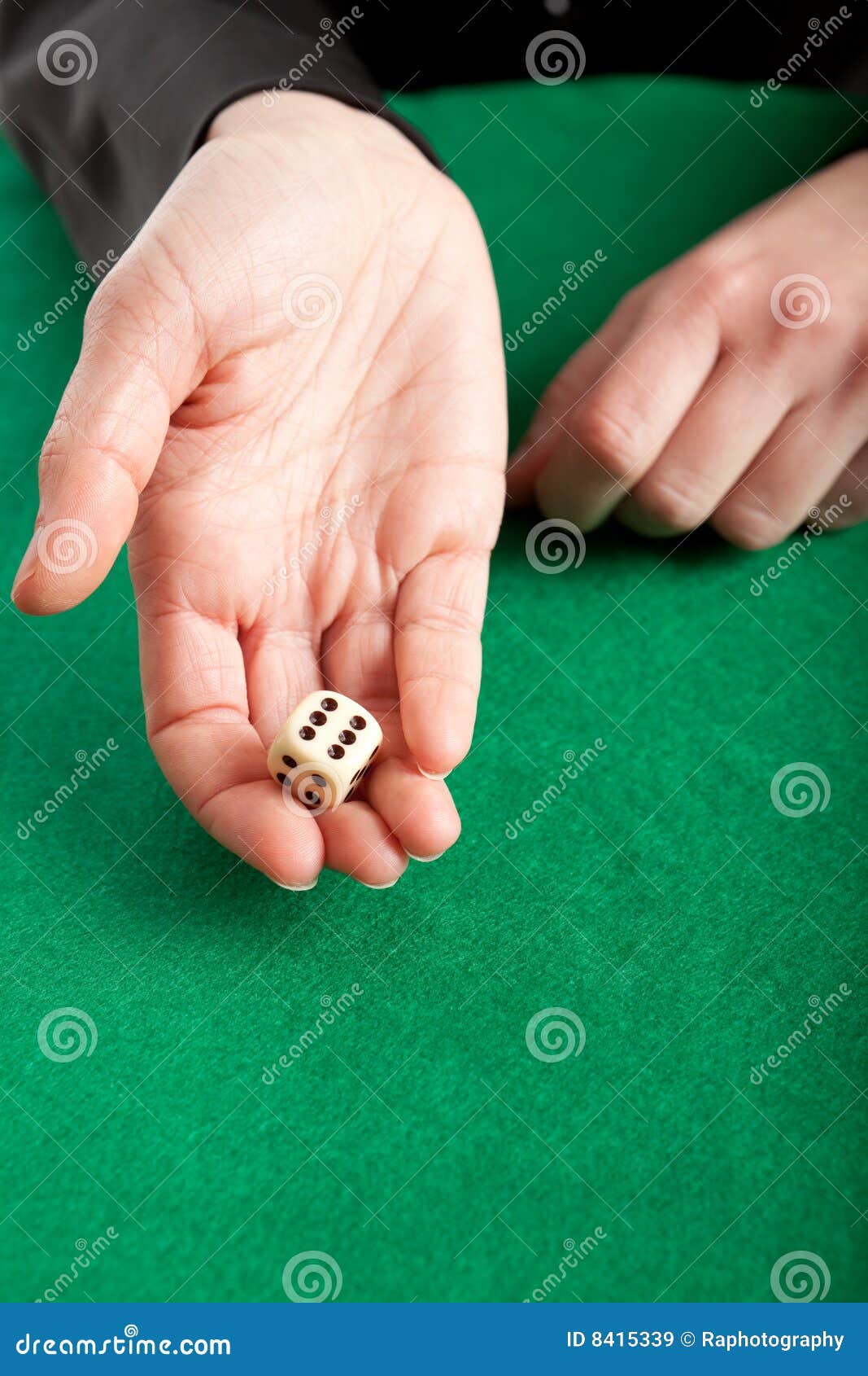 Rolando os dados imagem de stock. Imagem de seis, risco - 8415339