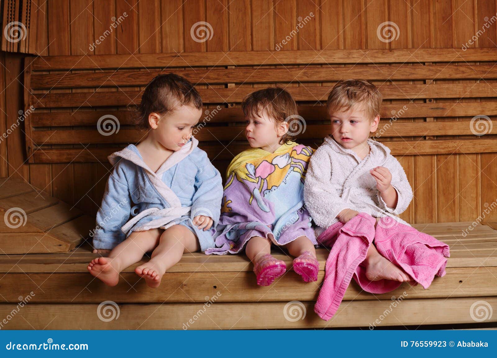 Rolig bastu tre för barn fotografering för bildbyråer. Bild av hand ...