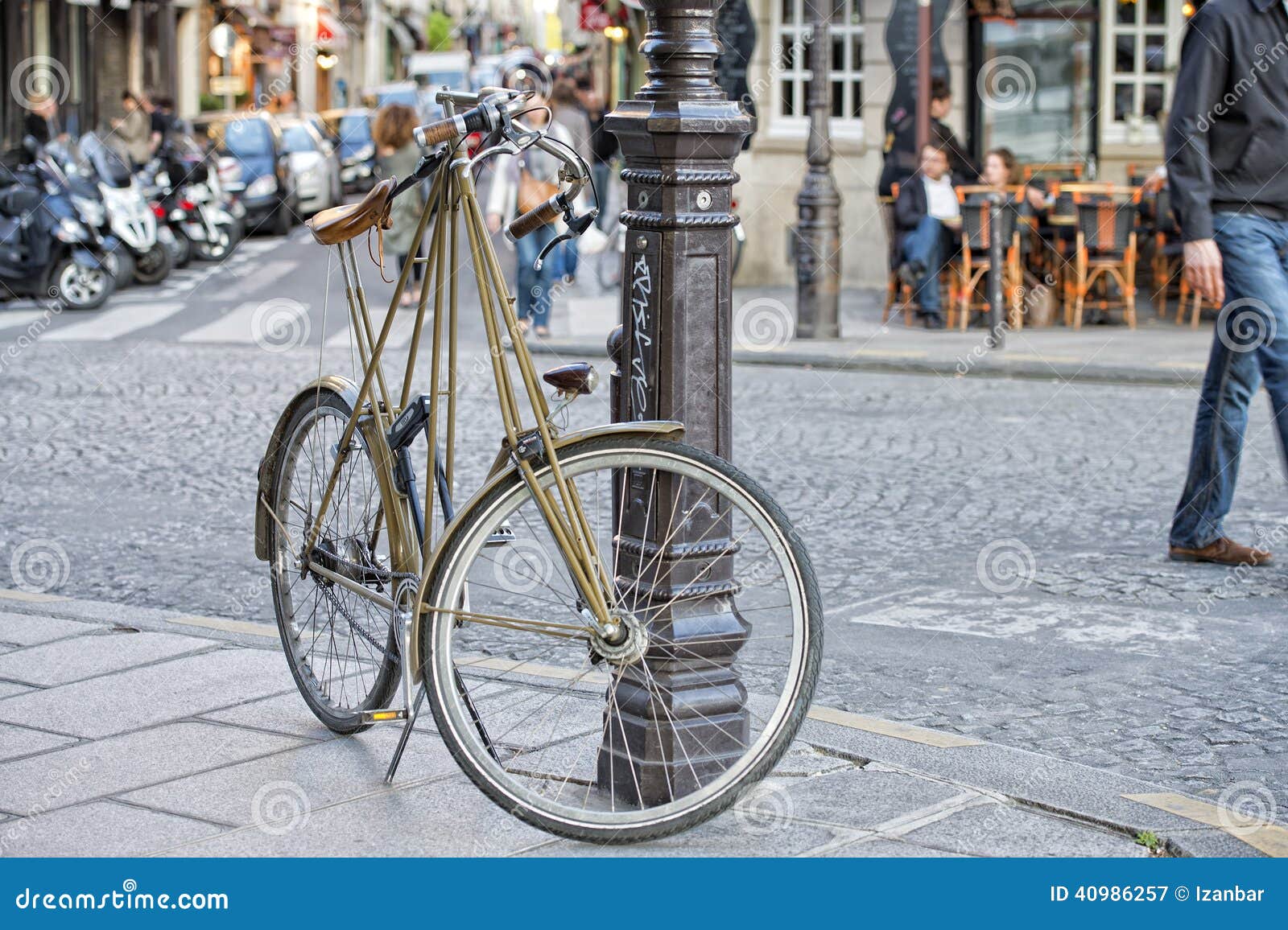 Rolig cykel i Paris redaktionell arkivbild. Bild av cykel - 40986257