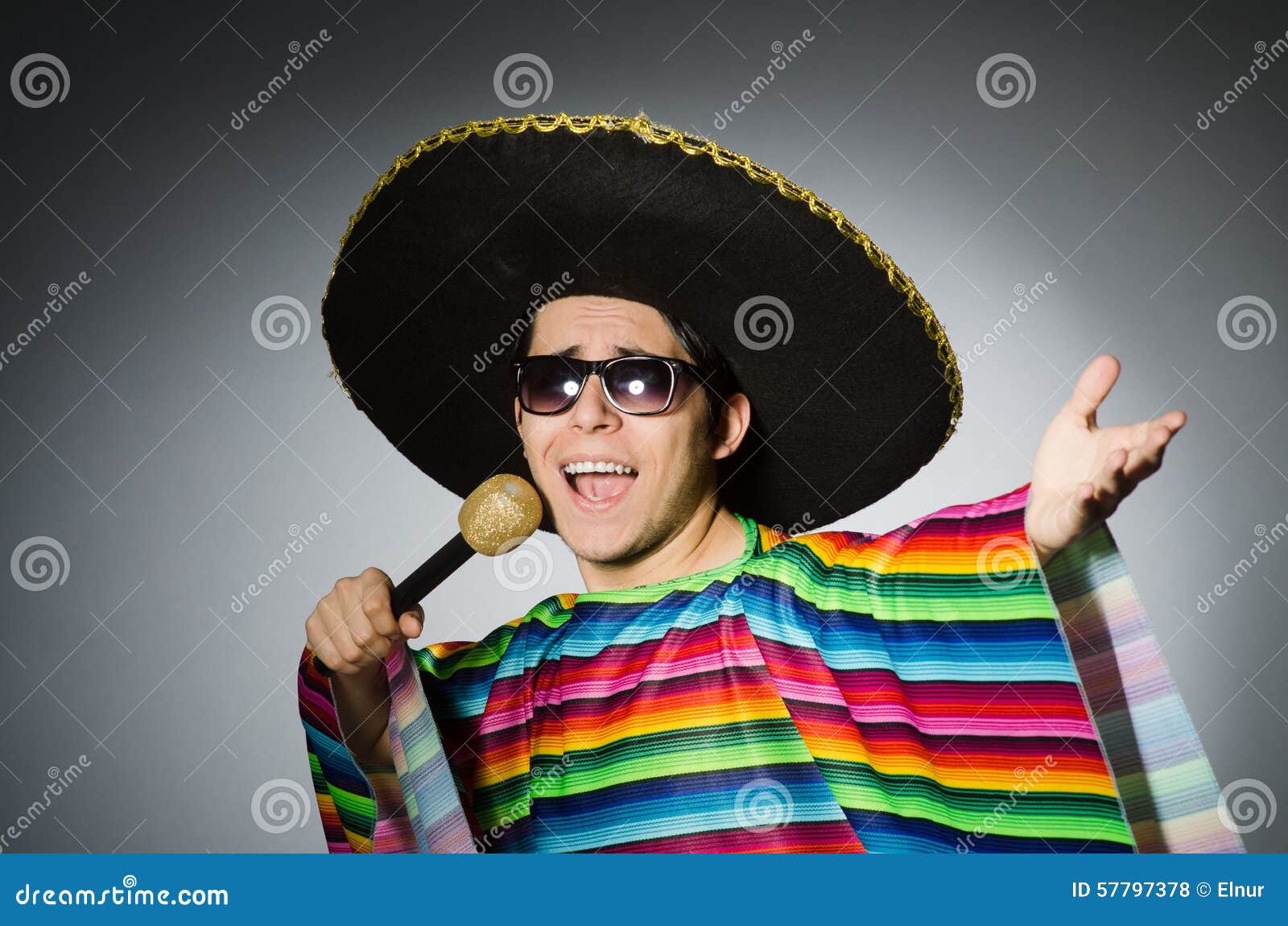 Roligt Mexikanskt Sjunga I Karaoke Arkivfoto - Bild av latinamerikan ...