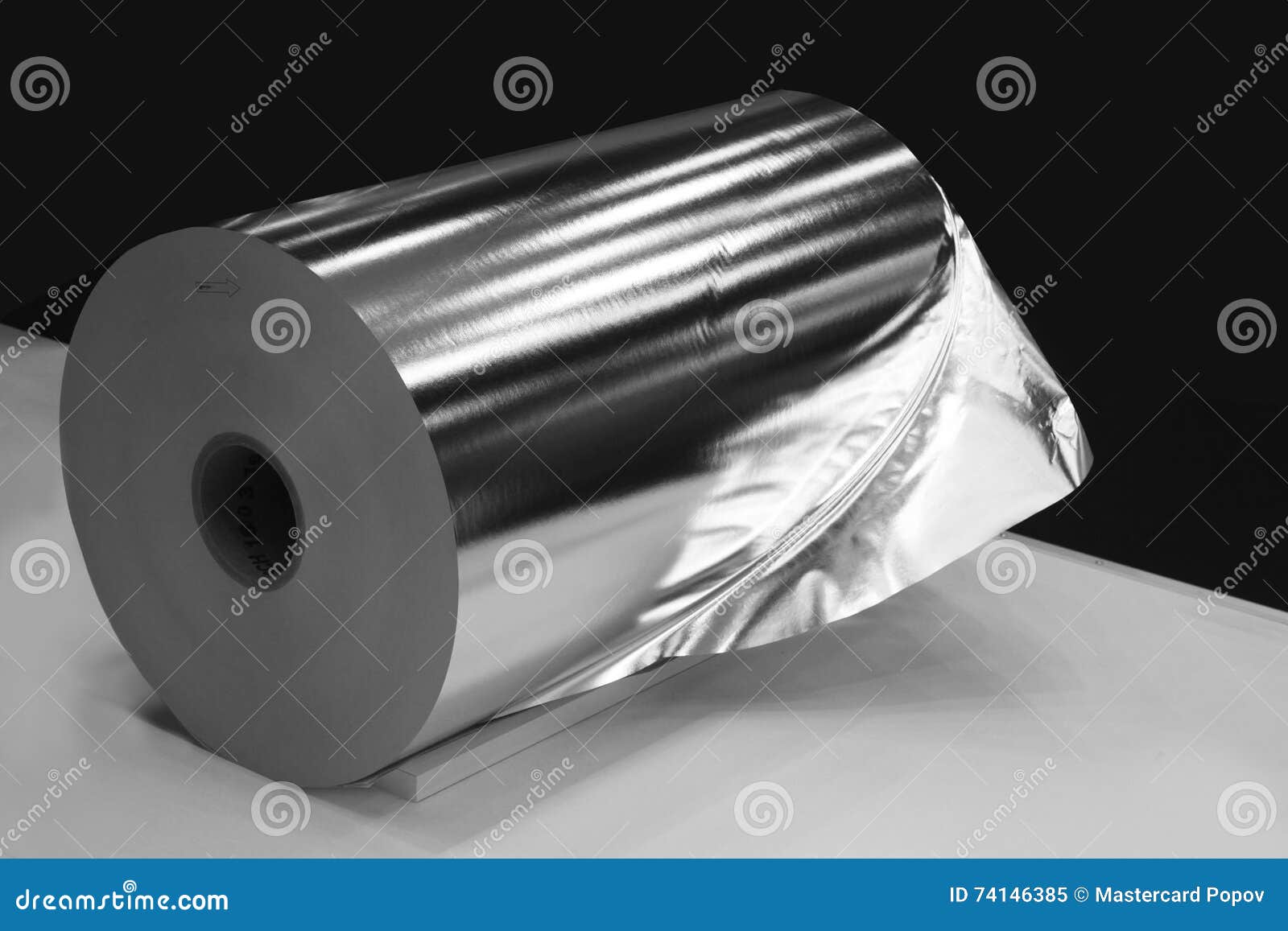 Rolle der Aluminiumfolie stockbild. Bild von aluminium - 74146385