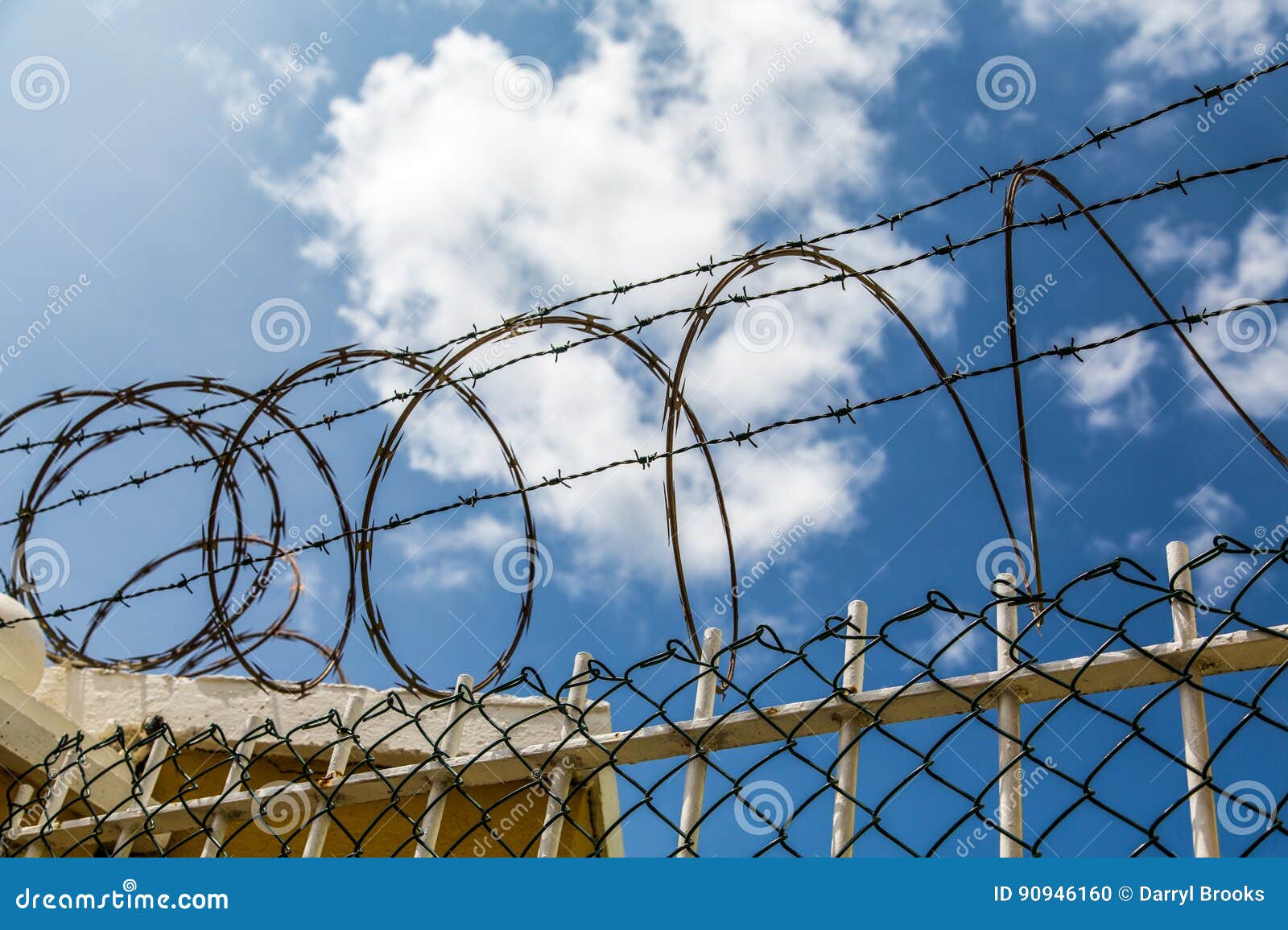 Rollen Van Scheermesdraad Op Omheining Stock Foto - Image of vrijheid ...