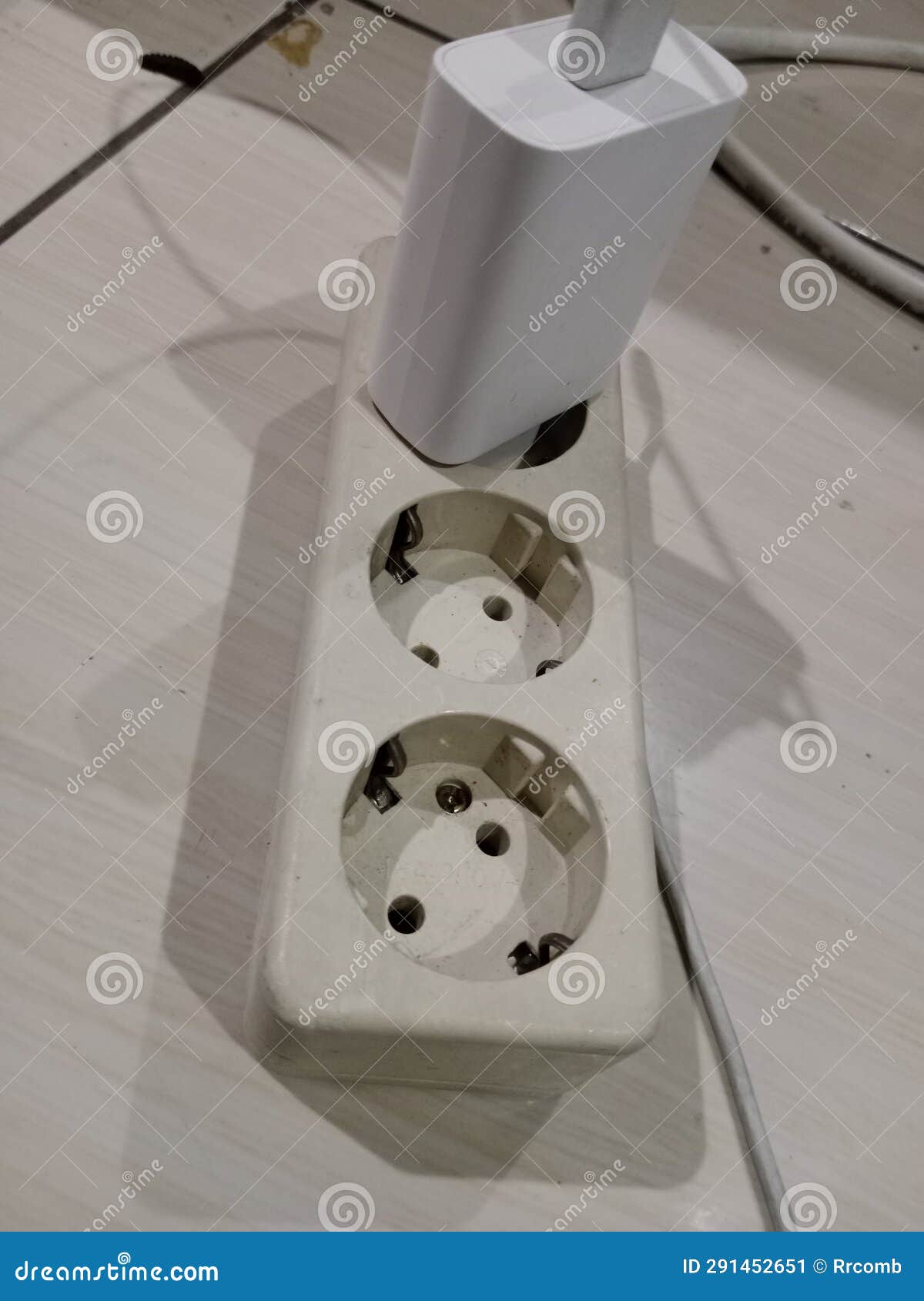 The Roller Cable for Cell Phone Charging is Still Available with Two ...