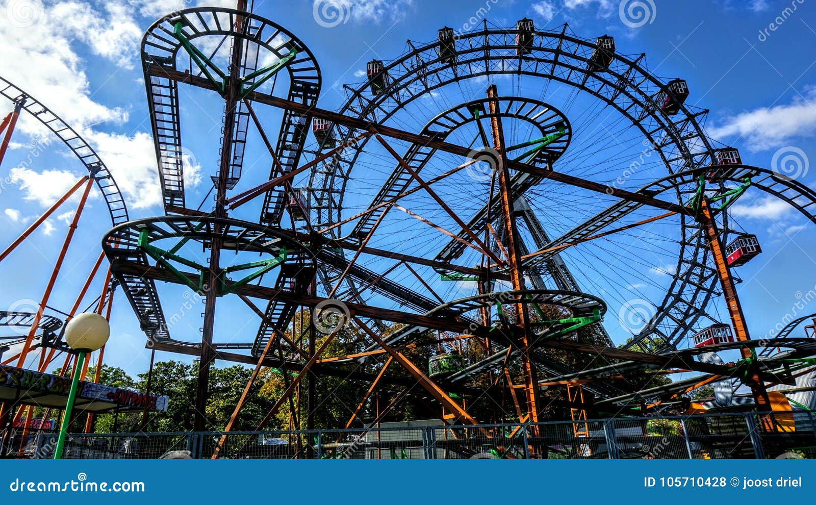 Roller Coaster Del Parque Del Prater De Viena Foto de archivo - Imagen ...