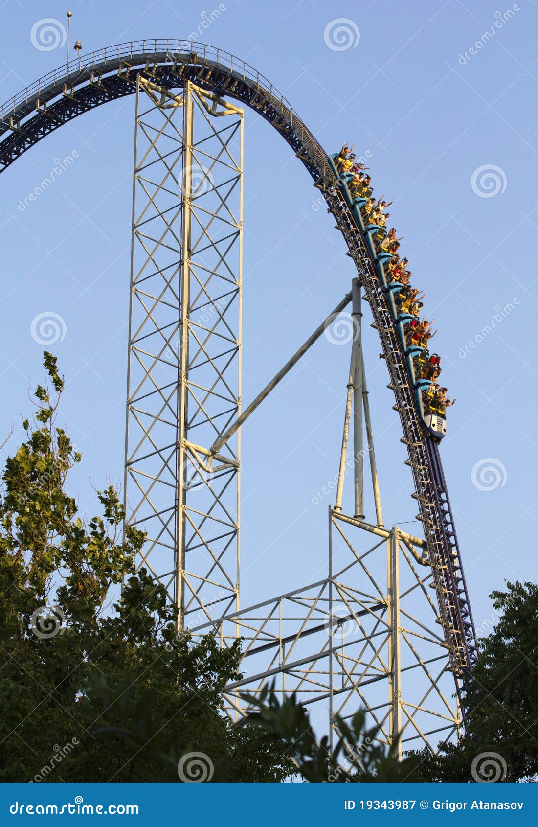Roller coaster descending editorial photography. Image of park - 19343987
